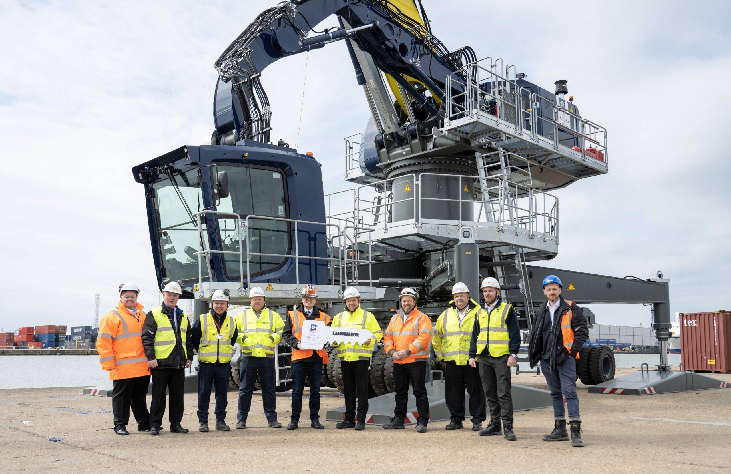 Tilbury’s zero emissions Liebherr material handler swings into action ...